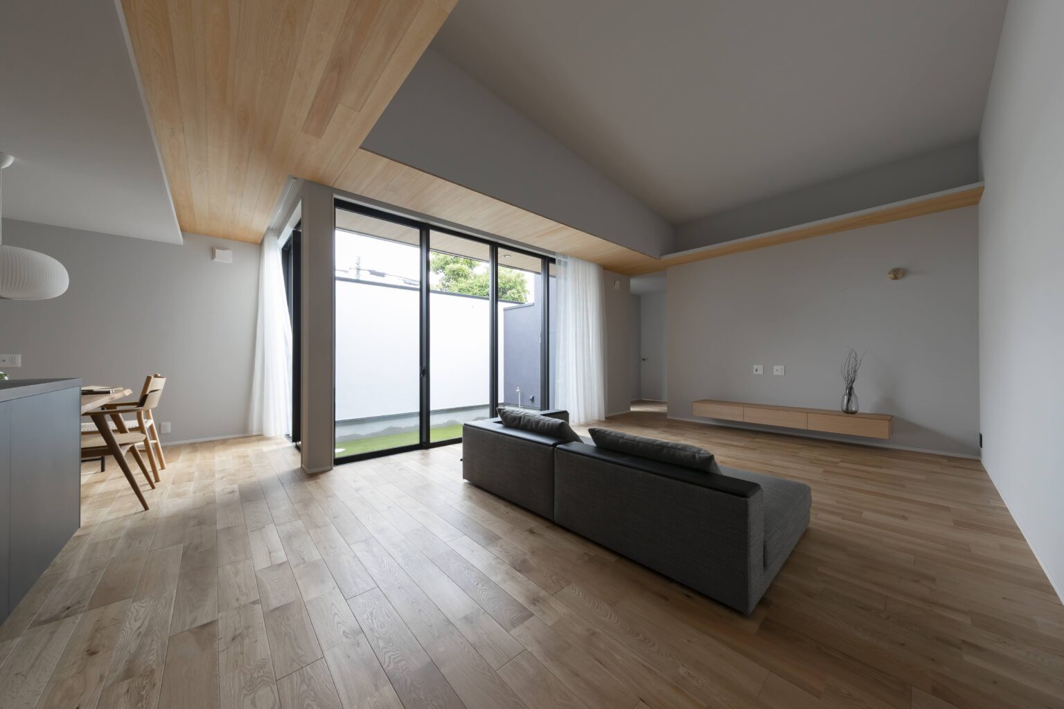 中庭とつながり、時間をはぐくむ平屋 | 建築事例 | 浜松市の工務店ARRCH(アーチ)